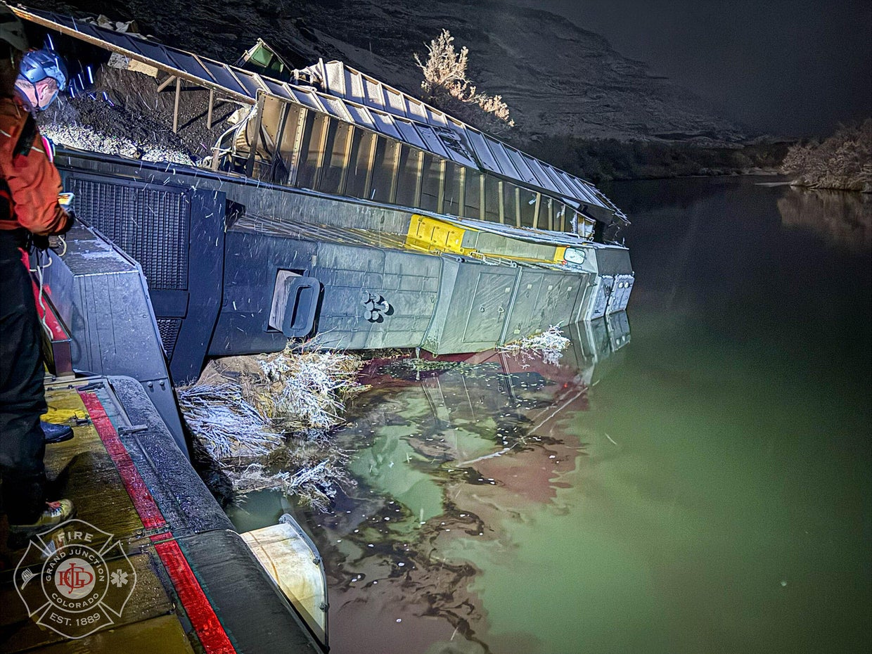 Engineers rescued after rockslide derails train in Colorado - CBS Colorado
