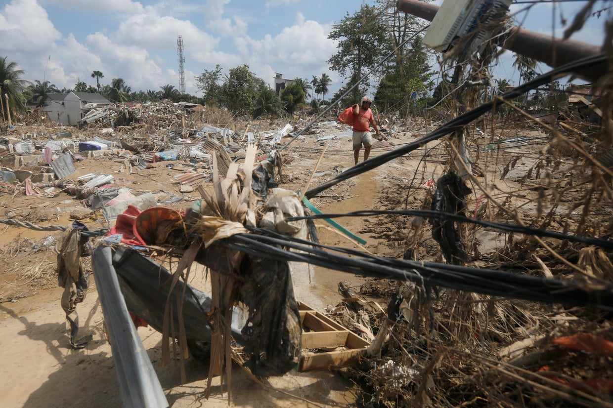 Death toll passes 900 after catastrophic flooding and landslides in ...