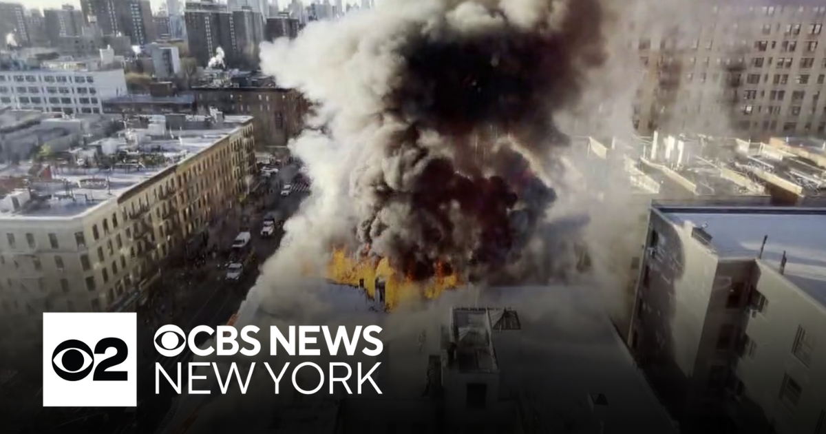 Massive fire in Manhattan forces residents out into cold - CBS New York