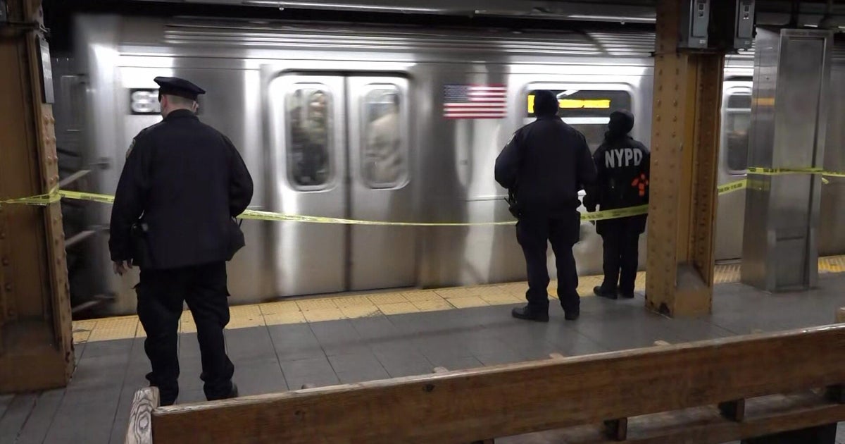 Man stabbed on subway platform at Union Square station - CBS New York