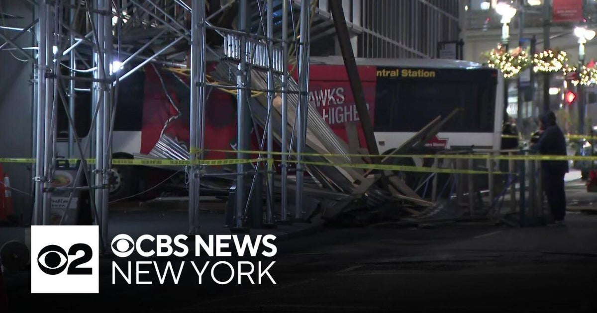 1 hurt in Murray Hill bus crash - CBS New York