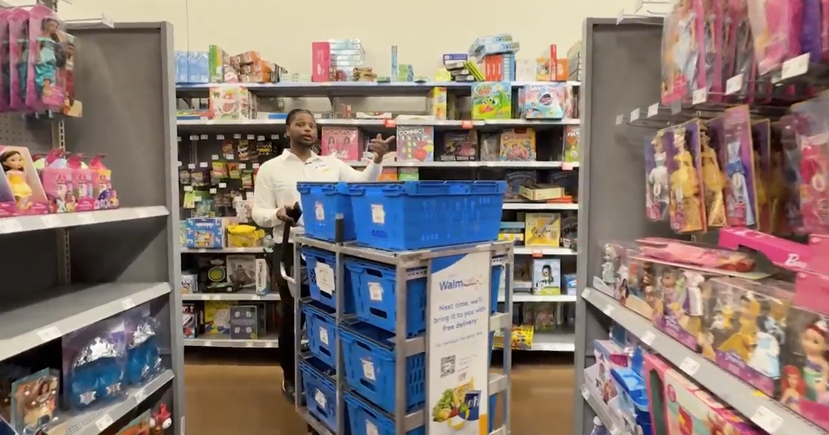 Workers putting in overtime to deliver last-minute Christmas gifts ...