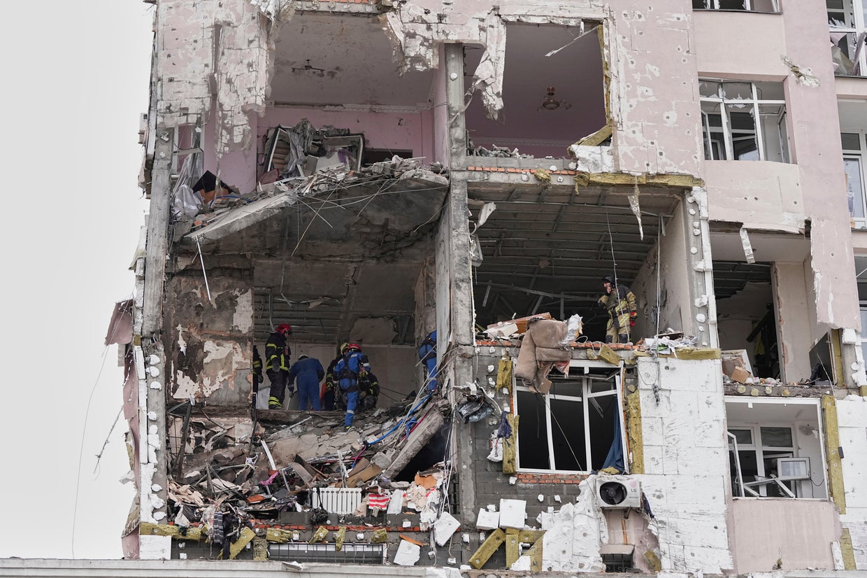 Russian strikes on Kyiv kill 1, wound dozens ahead of Trump-Zelenskyy ...