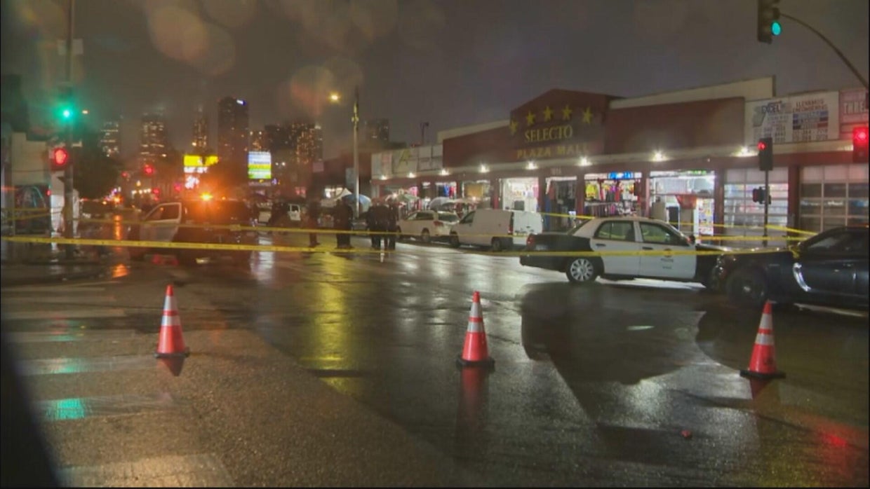 1 killed, 1 wounded in shooting outside Westlake District mall - CBS ...