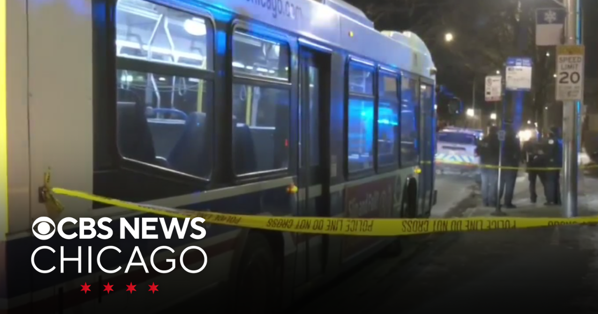 Man shot near CTA bus stop in South Chicago - CBS Chicago