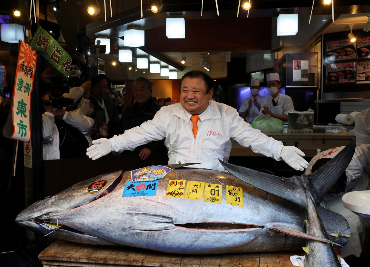 Massive bluefin tuna fetches record $3.2 million at Tokyo auction - CBS ...