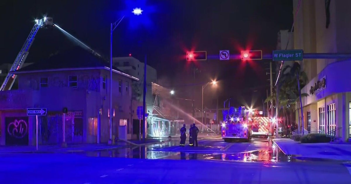 Fire breaks out at abandoned building in Little Havana - CBS Miami