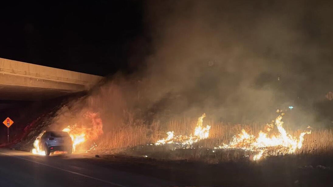 Colorado firefighers quickly extinguish car fire that spread to nearby ...