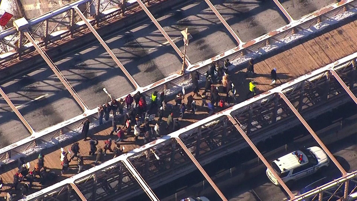 Anti-ICE protesters cross Brooklyn Bridge in MLK Day demonstration ...