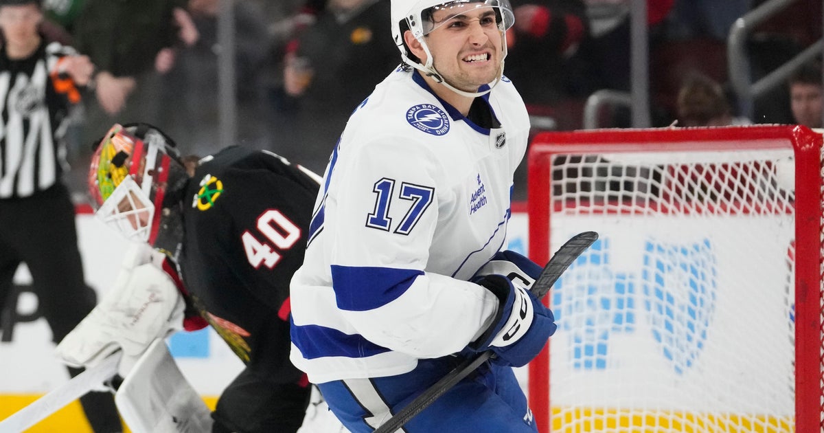 Lightning beat Blackhawks 2-1 in shootout in their 15th straight game ...