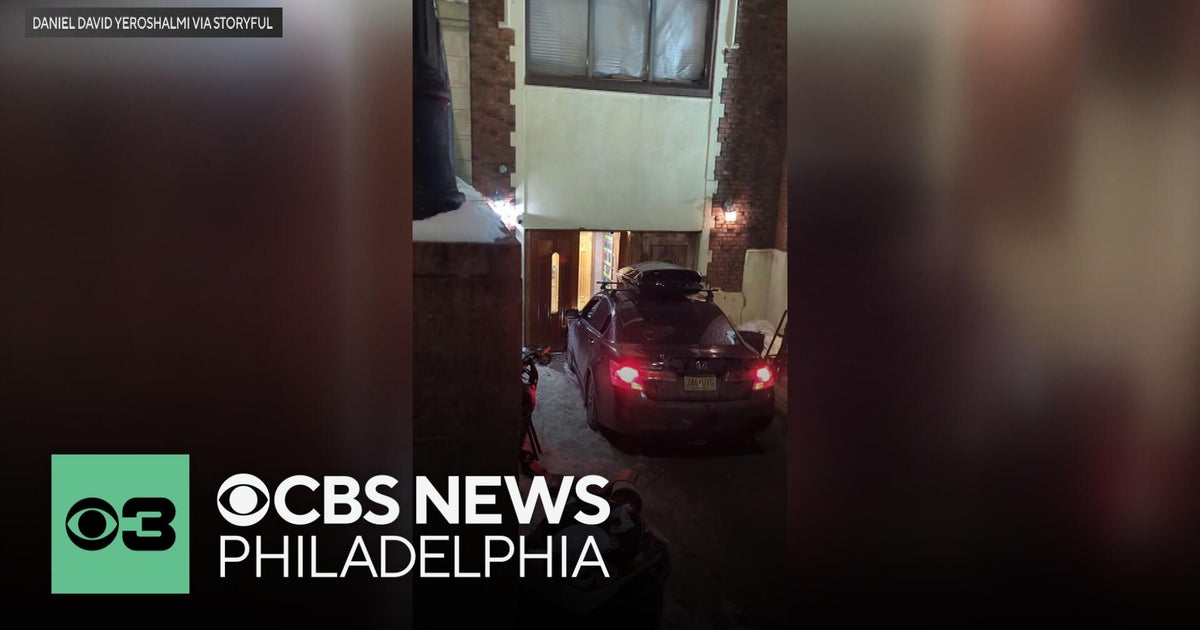 Video shows driver ramming car into Chabad Lubavitch headquarters in ...