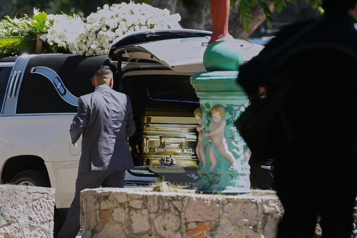 Notorious cartel leader "El Mencho" is buried in a golden casket in ...