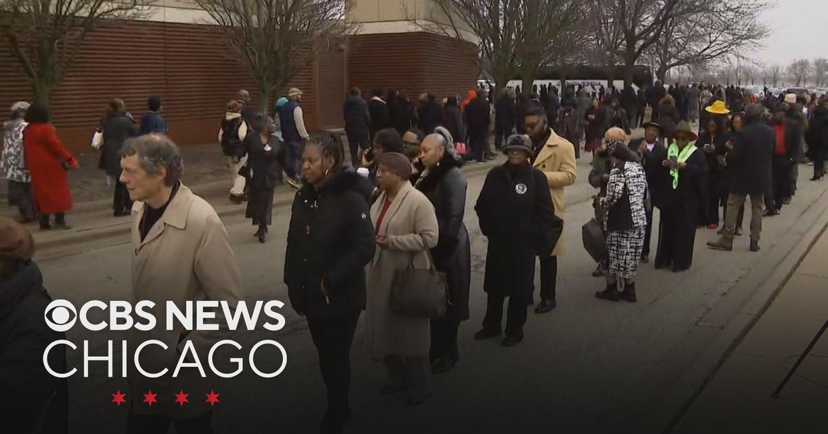 Stormy weather doesn't deter crowds outside House of Hope - CBS Chicago