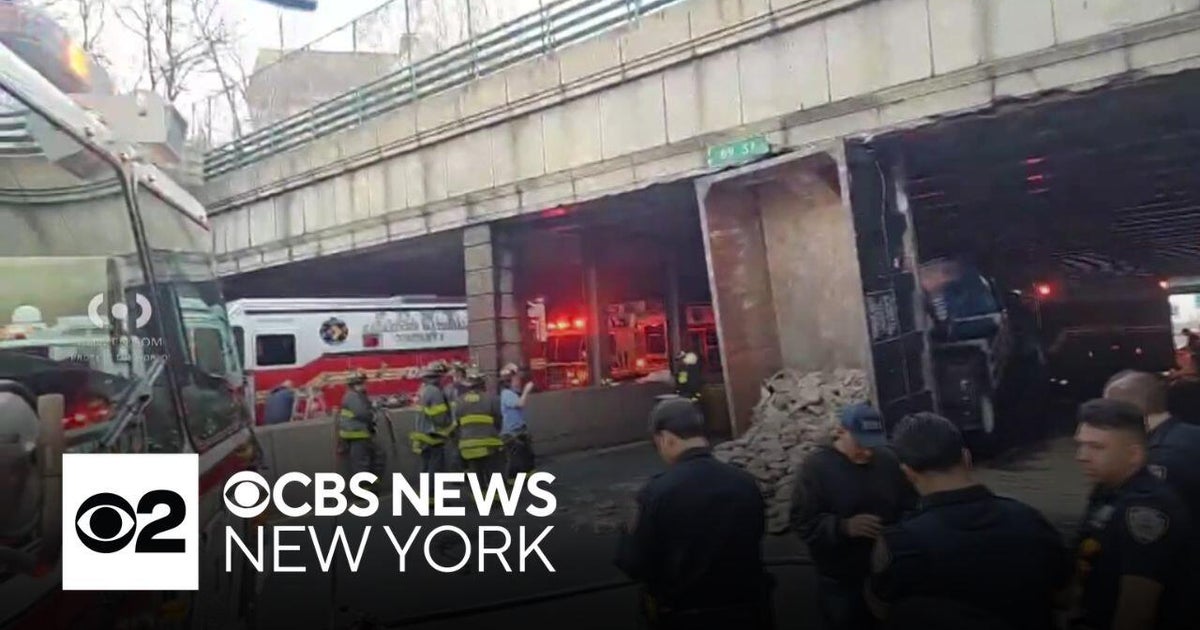 Westbound BQE closed in Queens after truck hits overpass - CBS New York