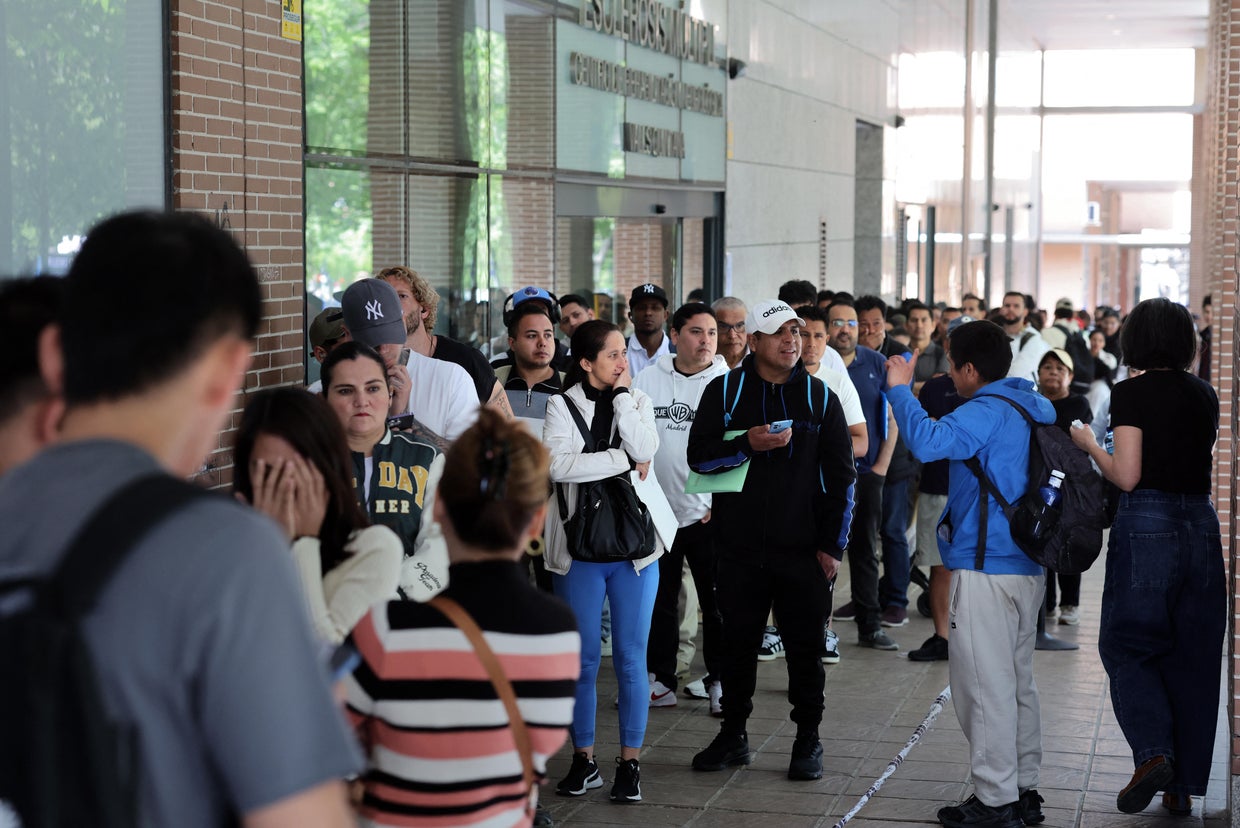 As undocumented migrants line up for Spain's amnesty program, political ...