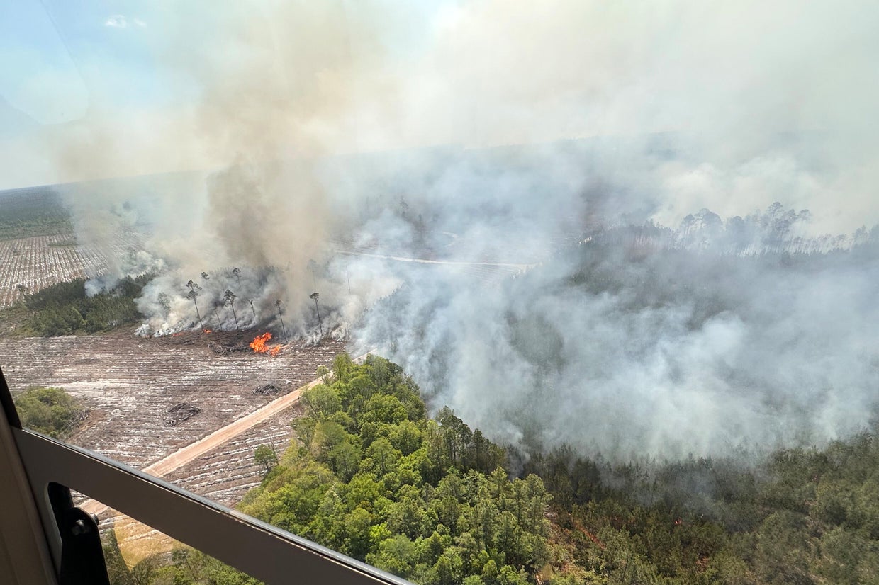 2 massive Georgia wildfires destroy more than 120 homes, scorch over ...