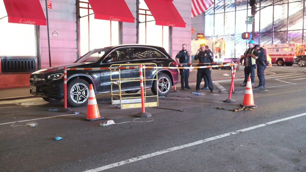 Woman plunges to her death down open NYC manhole after stepping out of ...