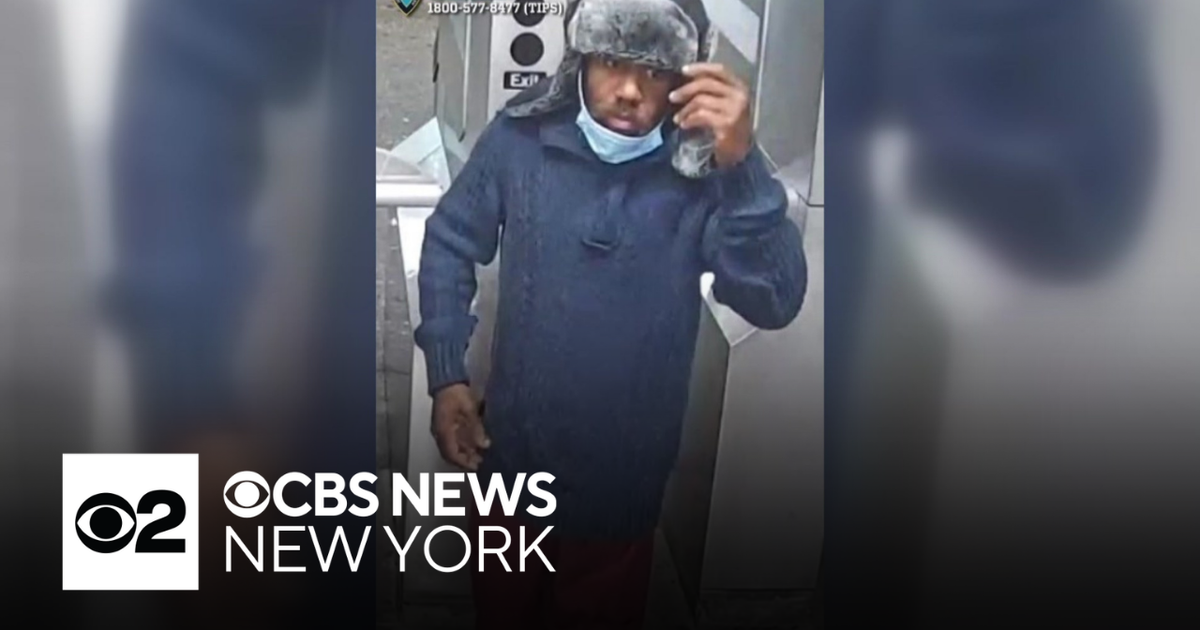 NYPD searching for alleged subway pusher in Queens - CBS New York