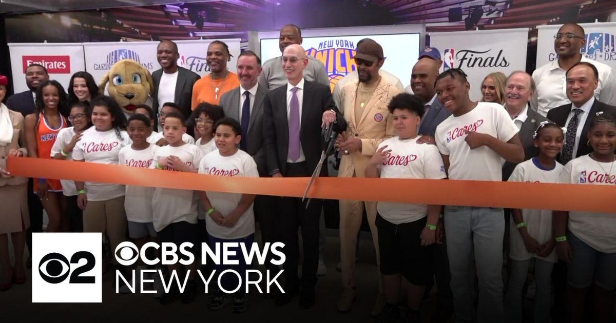 Knicks celebrate renovated game room at Bronx Police Athletic League ...